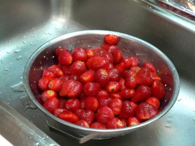 Jelly Strawberry oo leh gelatin: laga bilaabo cusub, barafoobay, miro dufan leh, sida loo sameeyo labeen dhanaan, sharoobada, fiidiyaha 2185_2