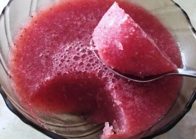 Strawberry jelly ma le gelatin: mai i fualaʻau fou, aisa ma grated, pe faʻafefea ona fai ma le kulimi oona, mai le sipi, vitio 2185_3