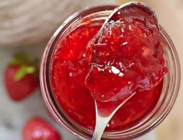 Strawberry jelly with gelatin: from fresh, frozen, grated berries, how to make with sour cream, from syrup, video 2185_4