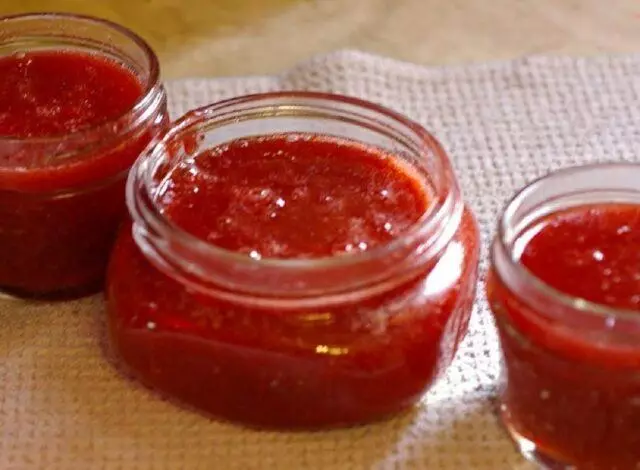 Strawberry jelly ma le gelatin: mai i fualaʻau fou, aisa ma grated, pe faʻafefea ona fai ma le kulimi oona, mai le sipi, vitio 2185_5