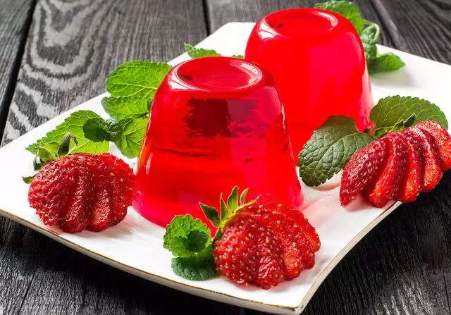 Jelly Strawberry oo leh gelatin: laga bilaabo cusub, barafoobay, miro dufan leh, sida loo sameeyo labeen dhanaan, sharoobada, fiidiyaha 2185_7