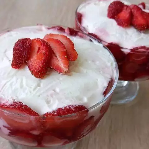 Strawberry jelly ma le gelatin: mai i fualaʻau fou, aisa ma grated, pe faʻafefea ona fai ma le kulimi oona, mai le sipi, vitio 2185_9