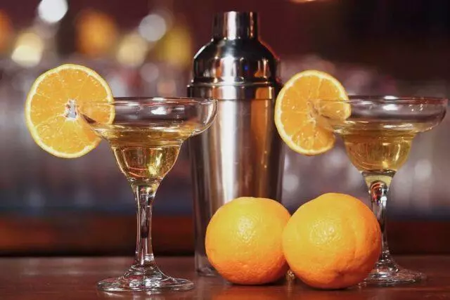 Licor de mandarina na casa: receitas de vodka, luz de lúa e alcol 2225_3