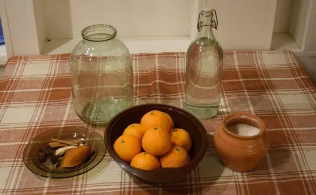 Licor de mandarina na casa: receitas de vodka, luz de lúa e alcol 2225_4