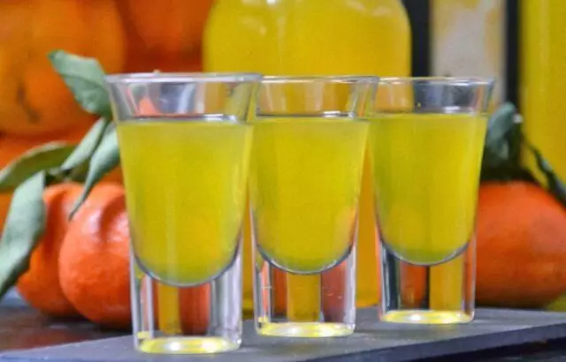 Minuman keras Tangerine di rumah: resipi untuk vodka, moonshine dan alkohol 2225_5