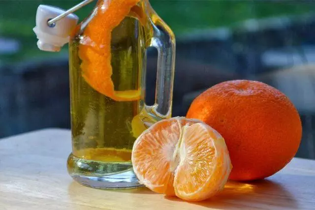 Licor de mandarina na casa: receitas de vodka, luz de lúa e alcol 2225_6