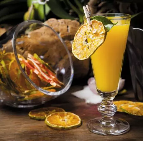 Licor de mandarina na casa: receitas de vodka, luz de lúa e alcol 2225_7