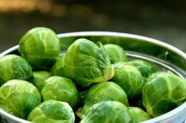 Me yasa sprouts Brussels suna da ɗaci da abin da za a yi 2335_5