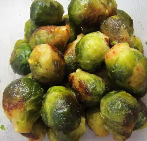 Me yasa sprouts Brussels suna da ɗaci da abin da za a yi 2335_7