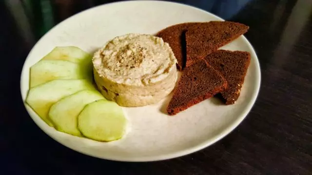 Herring pate: girke -girke na gargajiya tare da man shanu, karas, cuku mai narkewa, kwai 2351_10