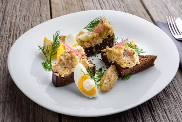 Herring Pate: e klassescht Rezept mat Botter, Karotten, geschmëlzene Kéis, Ee 2351_11