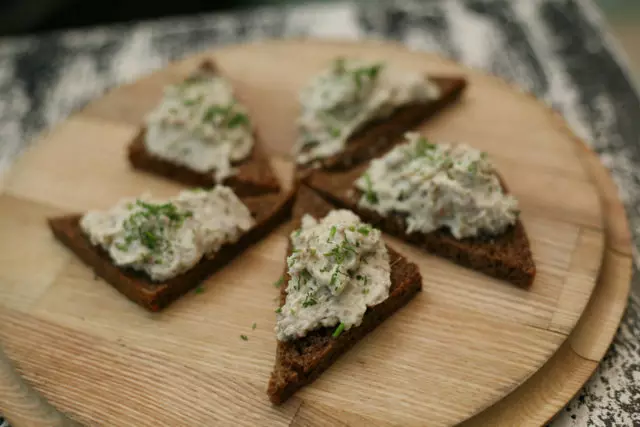 Herring pate: girke -girke na gargajiya tare da man shanu, karas, cuku mai narkewa, kwai 2351_12