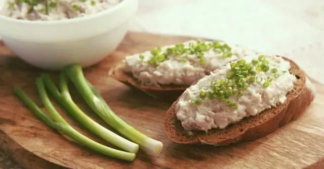 Herring Pate: e klassescht Rezept mat Botter, Karotten, geschmëlzene Kéis, Ee 2351_17