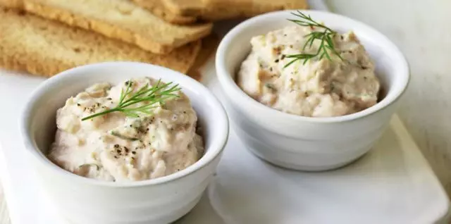 Herring pate: girke -girke na gargajiya tare da man shanu, karas, cuku mai narkewa, kwai 2351_2