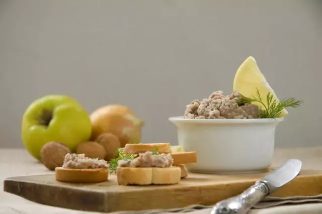 Herring Pate: e klassescht Rezept mat Botter, Karotten, geschmëlzene Kéis, Ee 2351_8