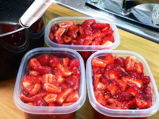 Giunsa i-freeze ang mga strawberry: grated, nga adunay asukal, mubu nga gatas, tibuuk, sa freezer, bag, proporsyon, kung giunsa ang pag-andam, kinahanglan ba nimo hugasan 2380_10