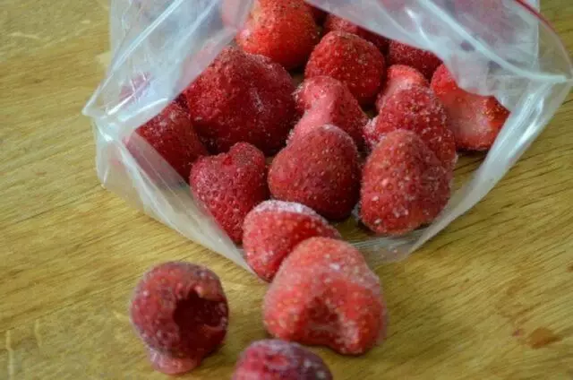 Giunsa i-freeze ang mga strawberry: grated, nga adunay asukal, mubu nga gatas, tibuuk, sa freezer, bag, proporsyon, kung giunsa ang pag-andam, kinahanglan ba nimo hugasan 2380_2