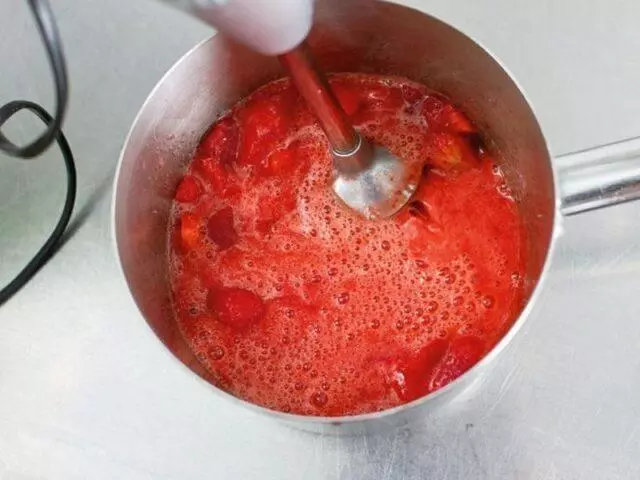 Giunsa i-freeze ang mga strawberry: grated, nga adunay asukal, mubu nga gatas, tibuuk, sa freezer, bag, proporsyon, kung giunsa ang pag-andam, kinahanglan ba nimo hugasan 2380_9