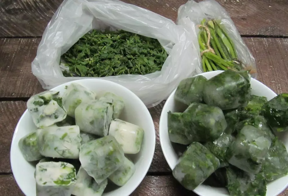 Is it possible to freeze nettles in the freezer: step by step recipes with photos, for soup