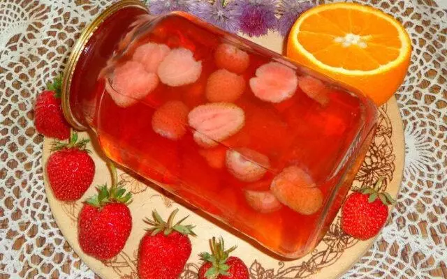 I-strawberry compote: kunye neorenji, iapilkosi, iiresiphi ezinamanyathelo ngefoto 2405_1