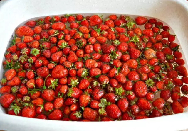 Strawberry compote: may orange, apricot, mga recipe na may sunud-sunod na mga larawan 2405_2