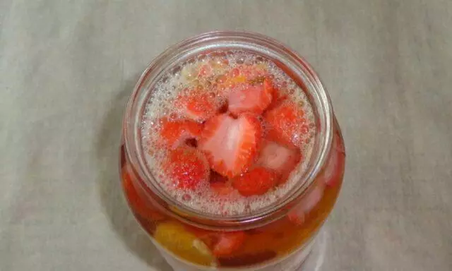 Strawberry compote: may orange, apricot, mga recipe na may sunud-sunod na mga larawan 2405_6