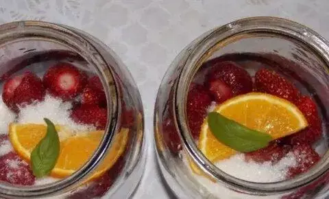 Compote de fraises pour l'hiver : au citron, orange, mélisse 2409_3