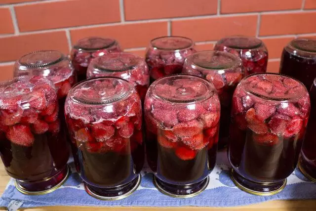 Kompot Stroberi lan apel: ing panci, nganggo ceri, raspberry, resep 2410_4