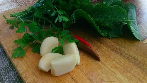 Tomaten an Ueleg fir de Wanter: ouni Steriliséierung, mam Knuewel, mat Zwiebelen 2425_12