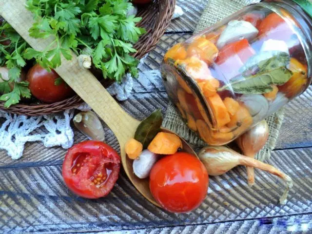 Tomaten an Ueleg fir de Wanter: ouni Steriliséierung, mam Knuewel, mat Zwiebelen 2425_14