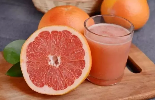 Jus de pamplemousse: avantages et inconvénients pour le corps, teneur en calories, composition, comment faire 2491_3