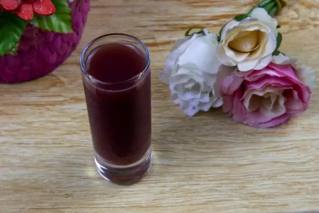 Suco de amora-preta para o inverno: receitas em uma centrífuga e em uma centrífuga 2492_2