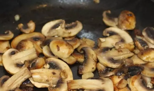 Mushroom champignon supu ine yakanyungudutswa chizi: mapheka nehuku, mbatatisi, broccoli 2537_5