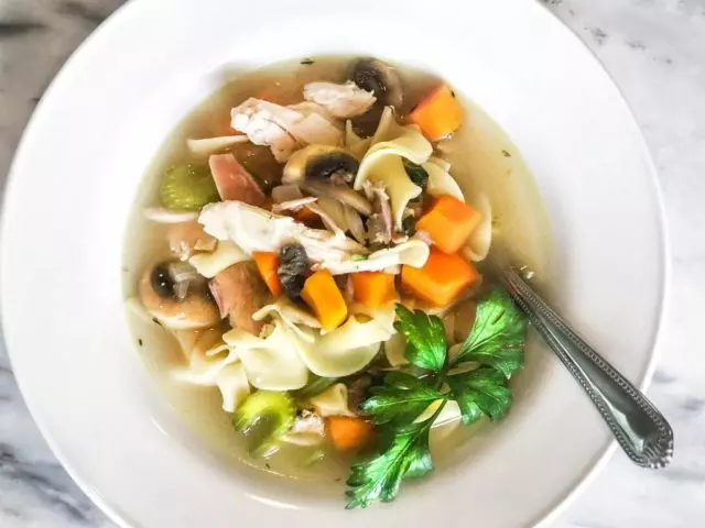 Sopa de xampinyó de bolets amb patates i fideus: com cuinar amb pollastre, a partir de bolets frescos i congelats, calories 2544_16