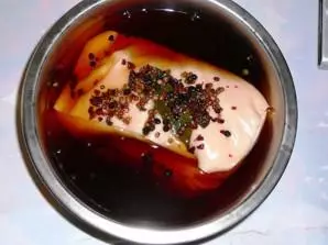 Como adobar o peito para fumar: quente, frío, receitas de adobos e encurtidos 2556_5