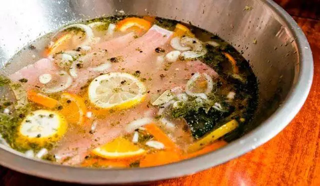 Como adobar o peito para fumar: quente, frío, receitas de adobos e encurtidos 2556_9