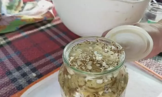 Como fazer pickle de cogumelos ao leite de forma rápida e saborosa: receitas simples para fazer pickling para o inverno em casa, sem molhar, em potes 2558_11