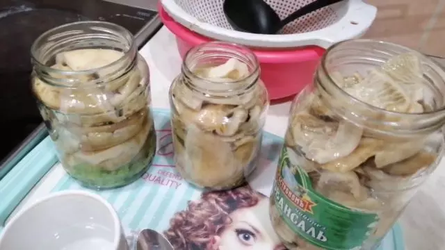 Como escabeche de cogomelos de leite de xeito rápido e saboroso: receitas sinxelas para escabeche para o inverno na casa, sen remollo, en botes 2558_6