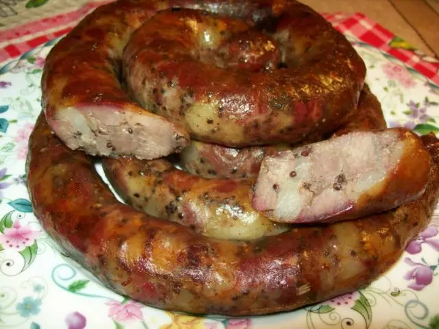 Hausgemaachte Schweinefleeschwurscht am Darm: lecker Rezepter mat Fotoen 2616_1