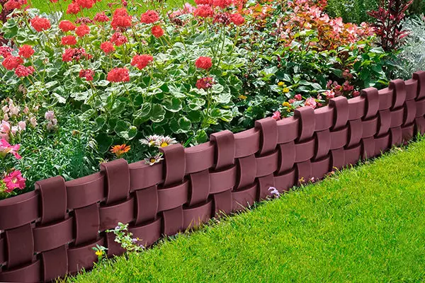 Canteiro redondo de plantas perenes de floração contínua no país com suas próprias mãos 261_27