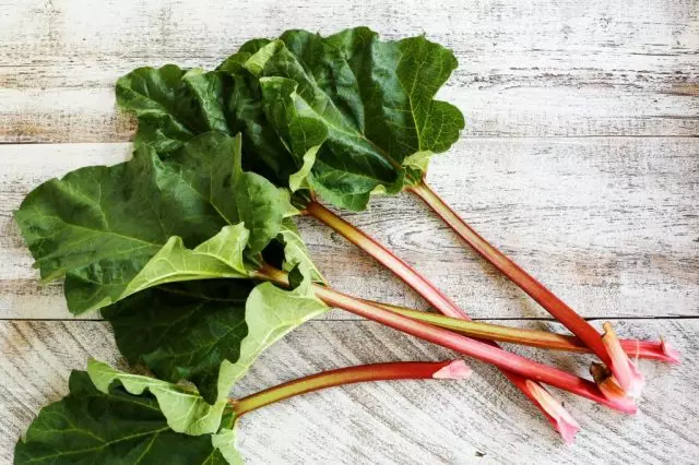 Rhubarb: ຜົນປະໂຫຍດແລະເປັນອັນຕະລາຍຕໍ່ຮ່າງກາຍຂອງມະນຸດ, ອົງປະກອບ, ປະລິມານແຄລໍຣີ, ຈາກພະຍາດຕັບອັກເສບ, ສໍາລັບການສູນເສຍນ້ໍາຫນັກ, ມີອາການທ້ອງຜູກ 2622_1