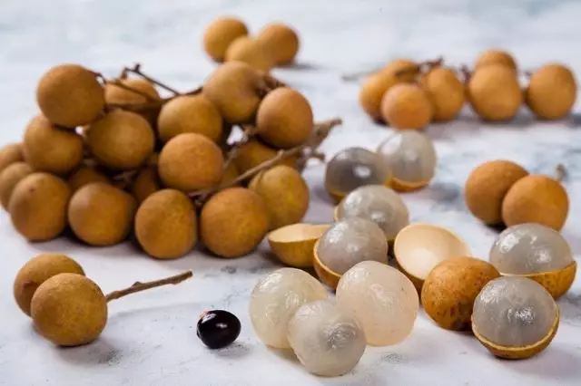 Longan-fruit: nuttige eigenschappen en contra-indicaties, welke smaak, caloriegehalte 2832_4