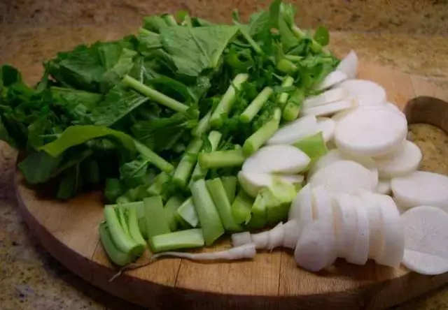 Daikon: ຜົນປະໂຫຍດແລະເປັນອັນຕະລາຍຕໍ່ຮ່າງກາຍ 3268_3