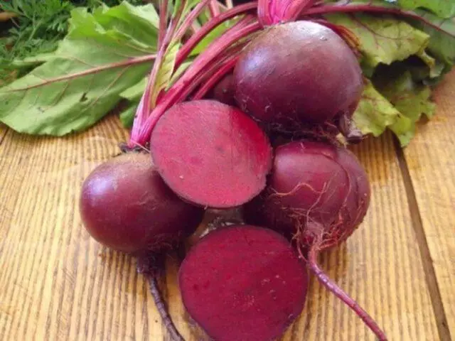 Detroit beets: kev piav qhia ntau yam, duab, tshuaj xyuas lub vaj, cog, saib xyuas, yees duab 3293_3