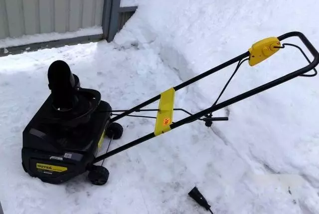 Snow blower Huter SGC 2000e: litšobotsi tse, ulasan pelanggan 4104_2