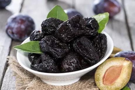 Prunes - શરીરને ફાયદા અને હાનિ: કબજિયાતથી, વજન ઘટાડવા સાથે 4201_1