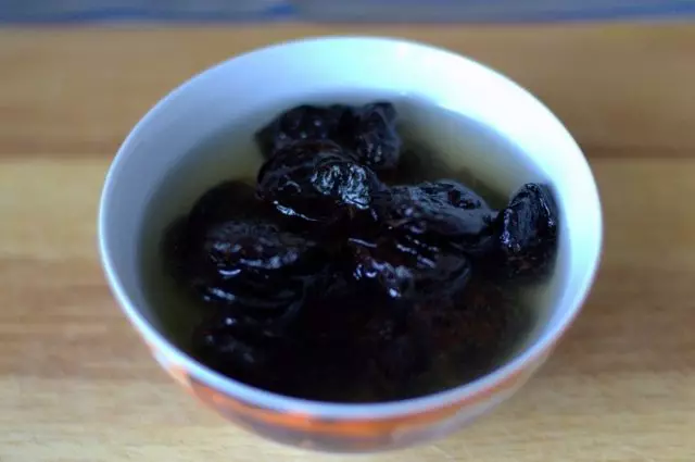 Prunes - શરીરને ફાયદા અને હાનિ: કબજિયાતથી, વજન ઘટાડવા સાથે 4201_11