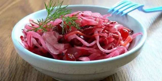 Pickled cabbage nrog beets thiab qej 4492_1