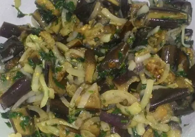 Eggplants mo le taumalulu ma basil ma kaliki: ma aunoa ma tamato, pei o pulou, piko, falai 4618_2