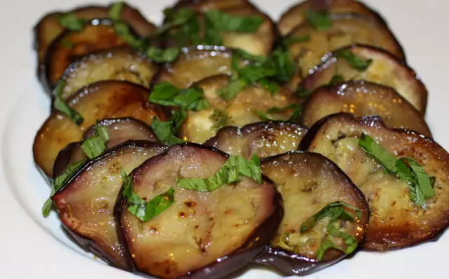 Eggplants mo le taumalulu ma basil ma kaliki: ma aunoa ma tamato, pei o pulou, piko, falai 4618_3